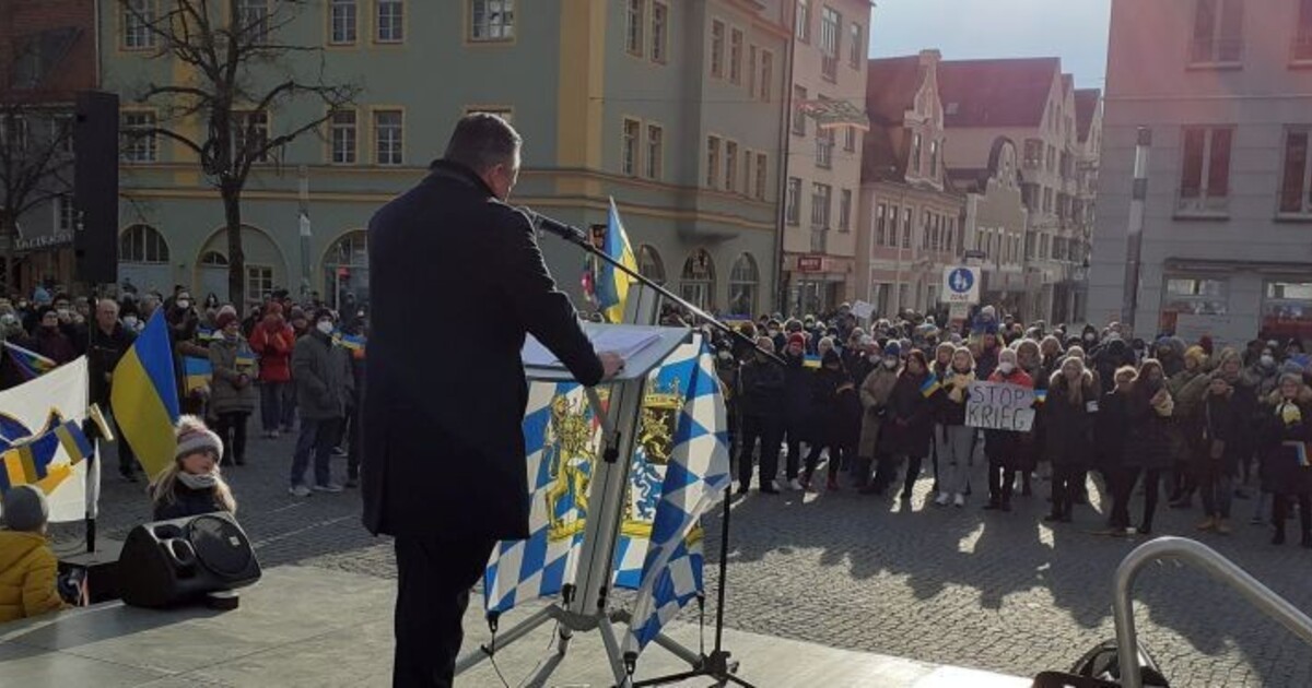 Ingolstadt: 400 Menschen bei Antikriegs-Demo auf dem Paradeplatz | RADIO IN